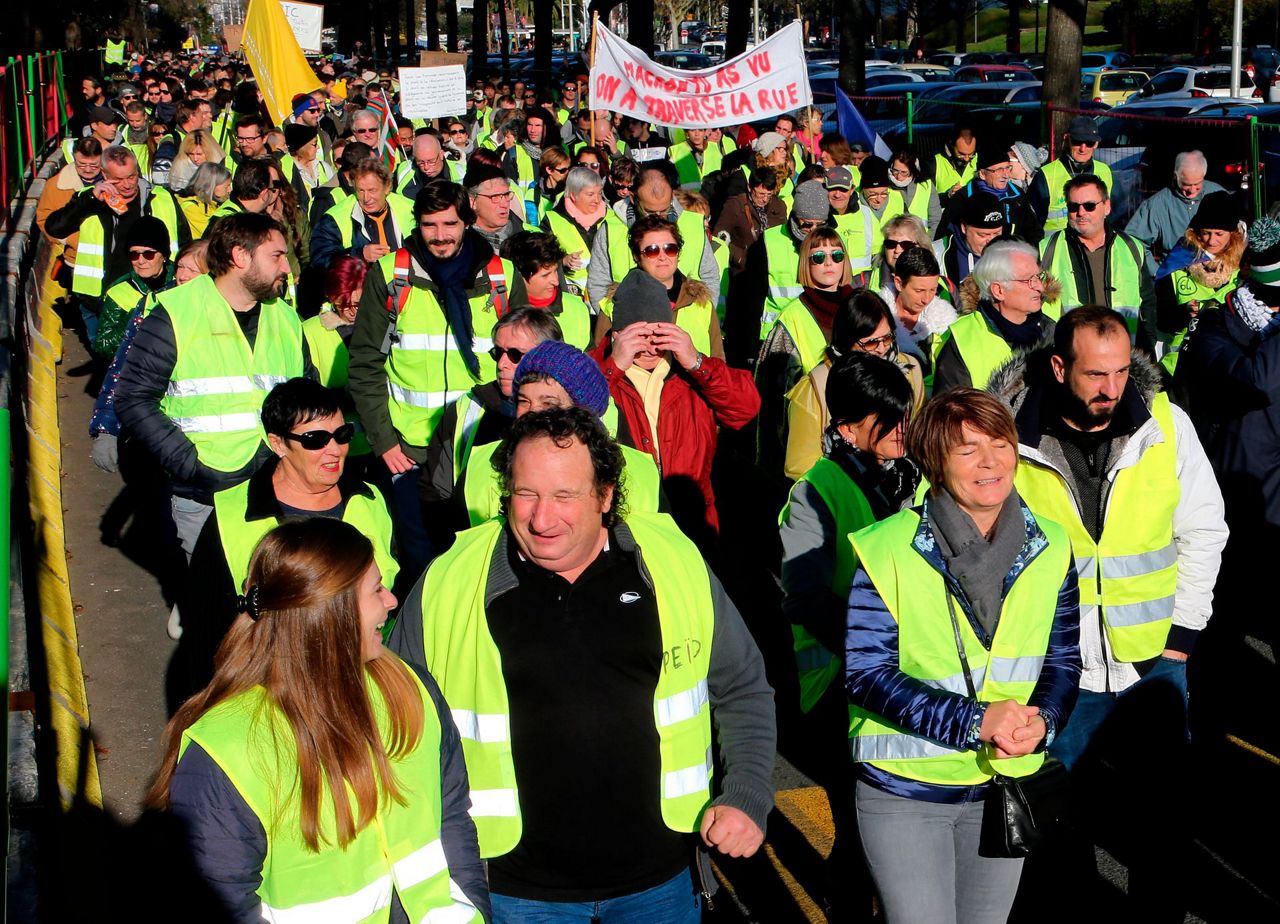 Paris protesters try to revive yellow vest movement