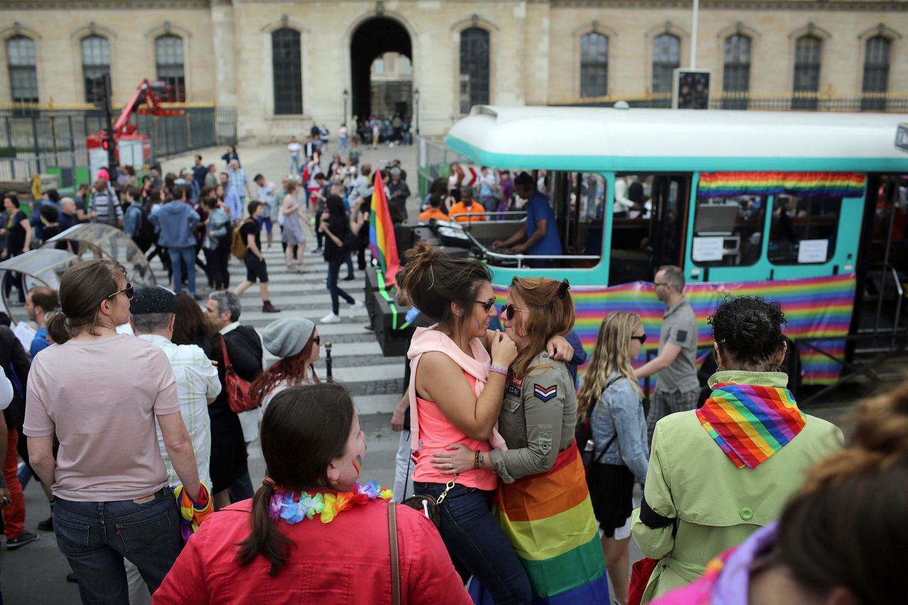 France ponders giving lesbians, single women access to IVF