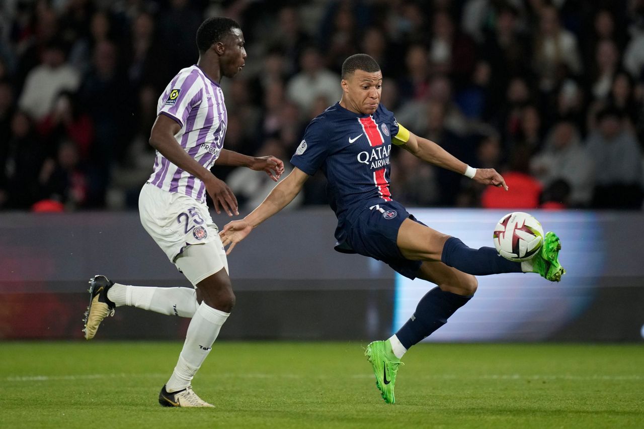 Mbappé gets a mixed reception from fans in his last home game for PSG