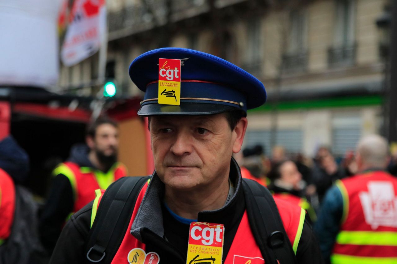 Nationwide protest in France over pensions as talks continue