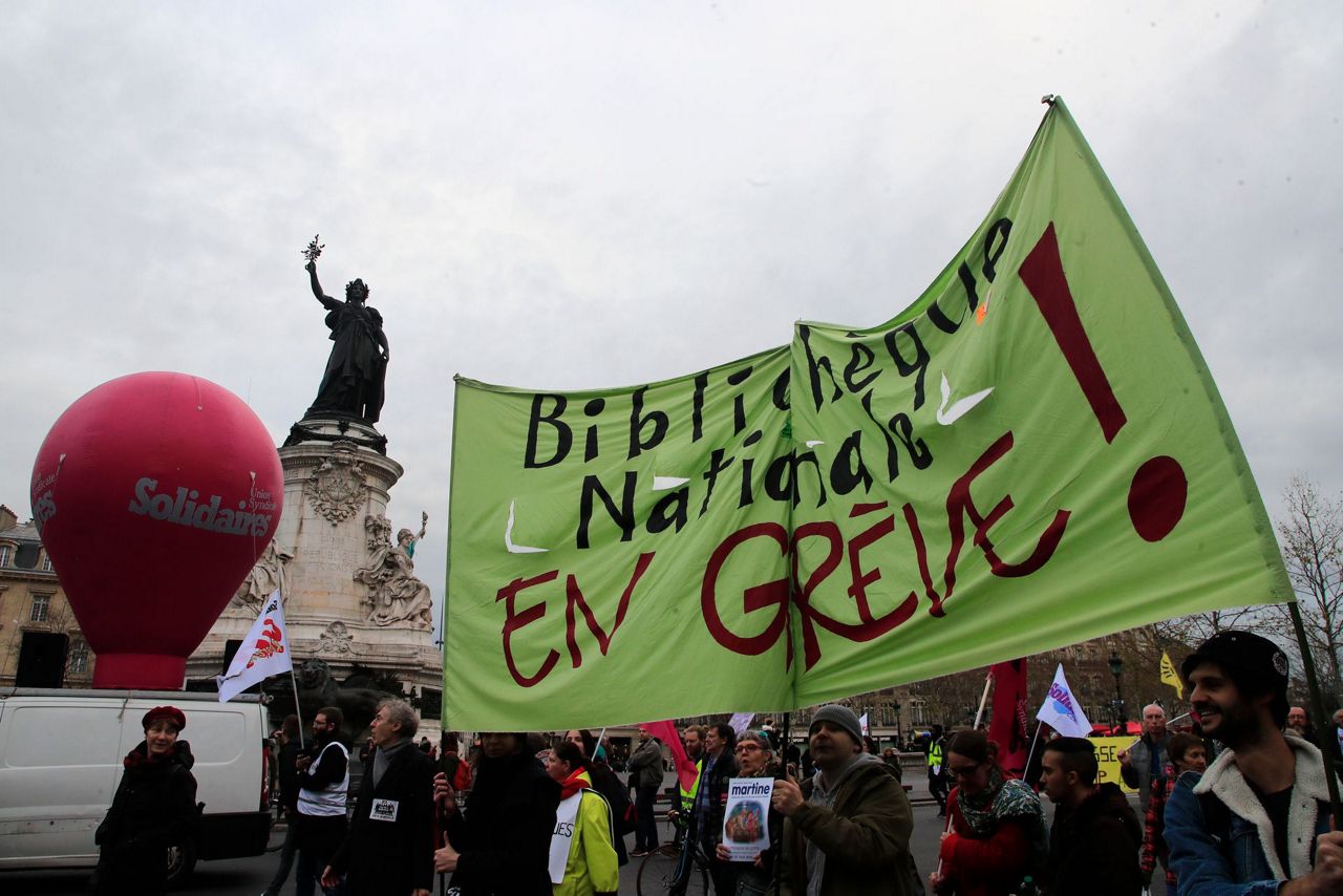 France on strike: New protests in Paris, negotiations resume