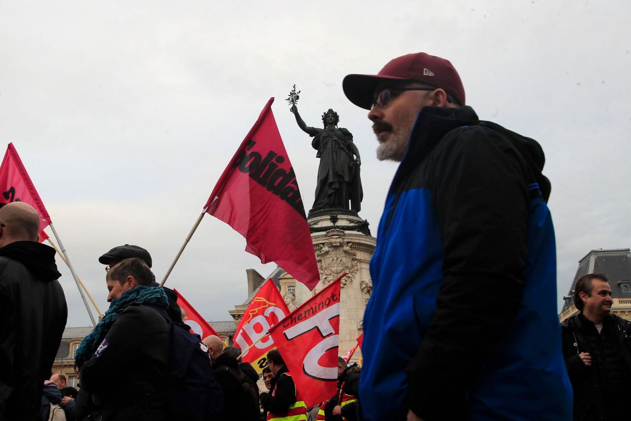 France on strike: New protests in Paris, negotiations resume