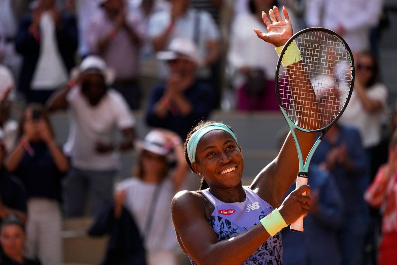 Swiatek runs away with French Open semi; win streak at 34
