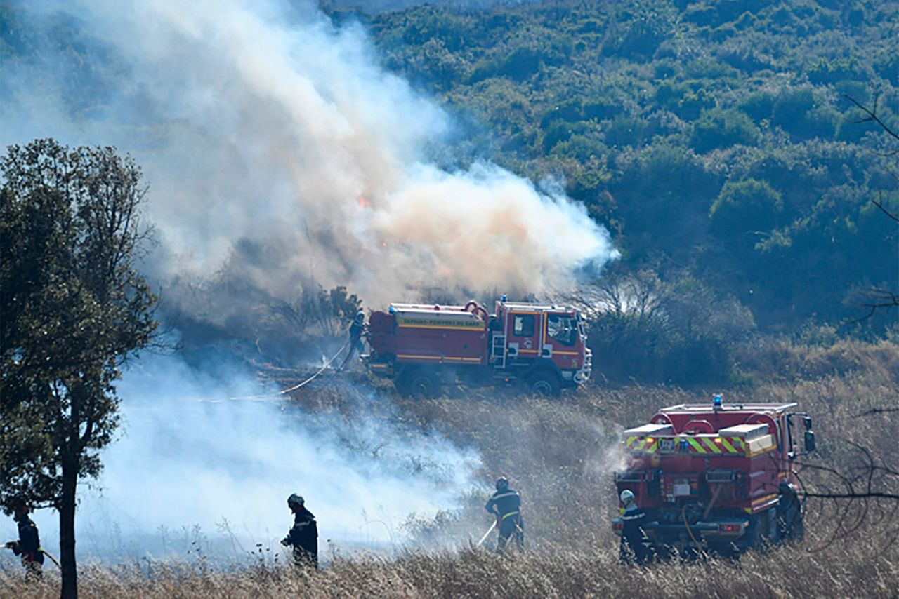 900 firefighters battle massive fire in southeast France