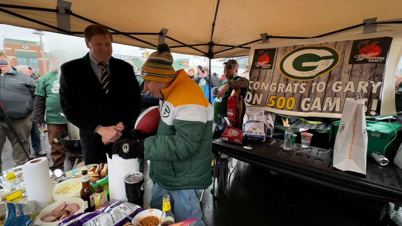 Packers fan attends his 500th game amid cancer treatments