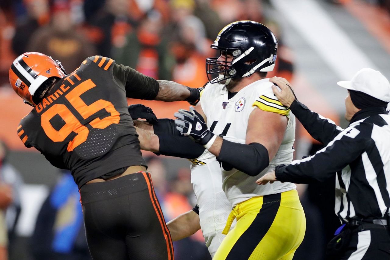 Photo breakdown of Myles Garrett using helmet as a weapon