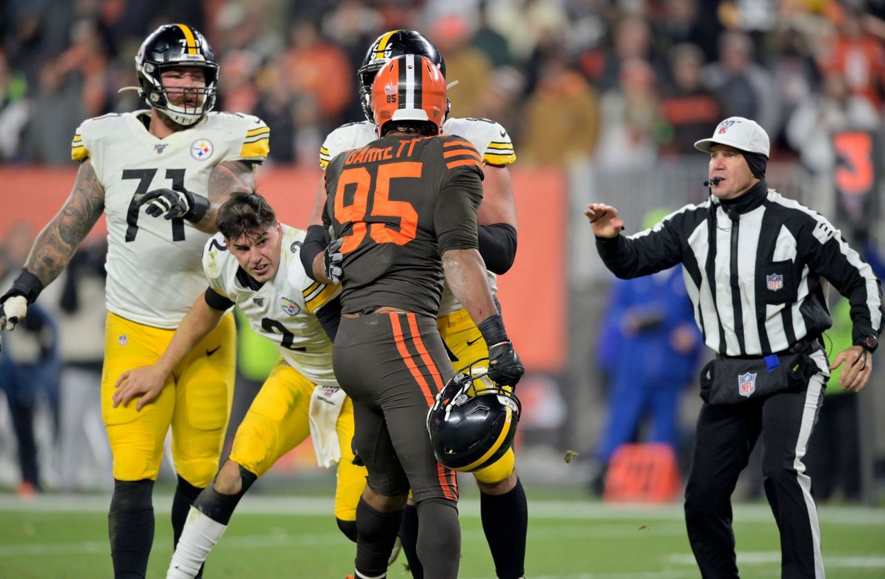 Photo breakdown of Myles Garrett using helmet as a weapon