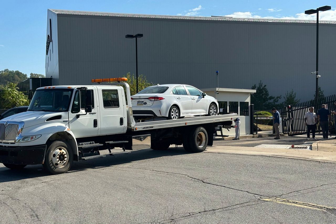 Driver rams car into FBI building gate in Pittsburgh and leaves behind ...