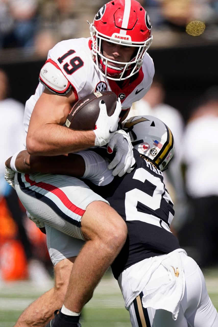 No. 1 Georgia loses tight end Brock Bowers to sprained left foot ...