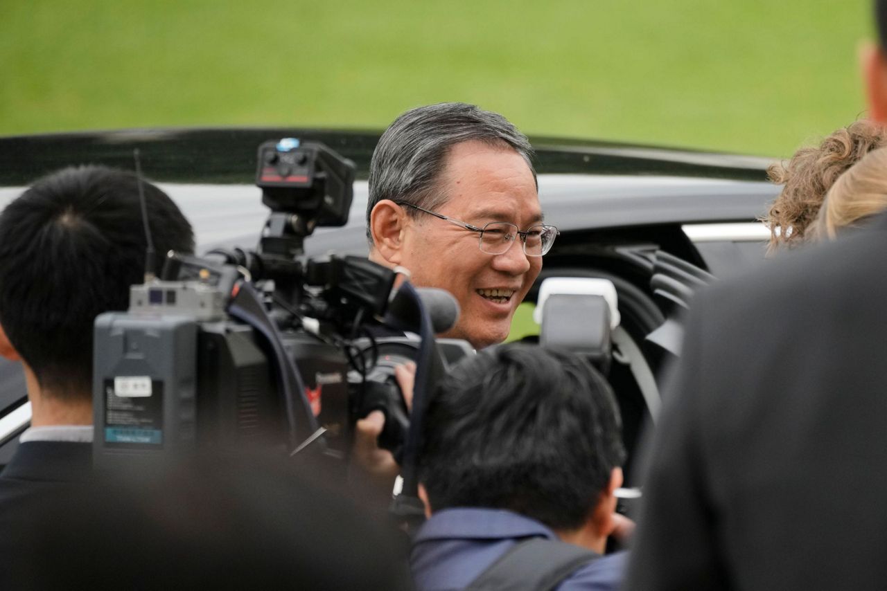 New Chinese premier starts 1st trip abroad to Germany and France