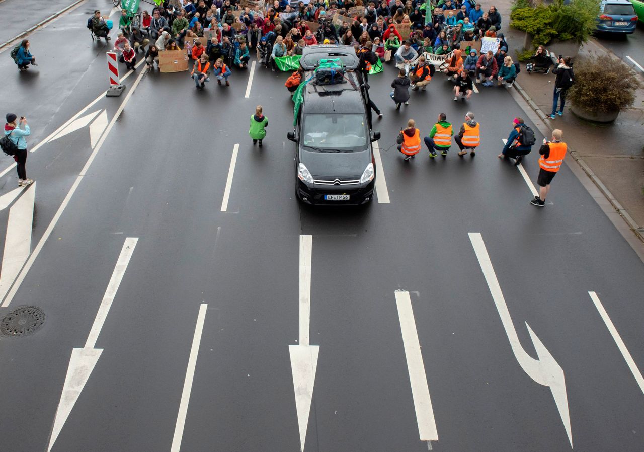 Thousands in New Zealand join 2nd wave of climate protests