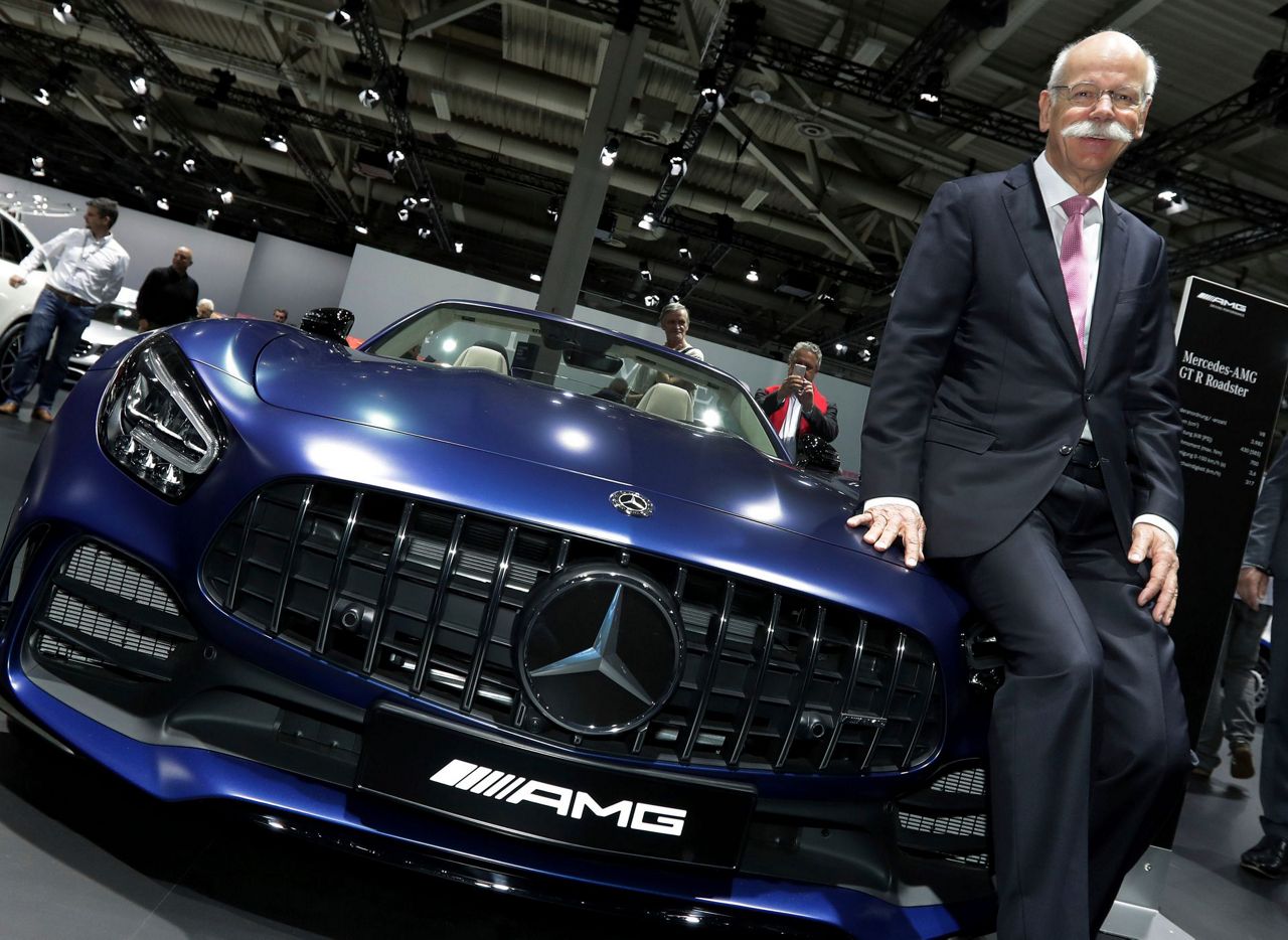 Daimler CEO Zetsche hands over to successor amid tech change