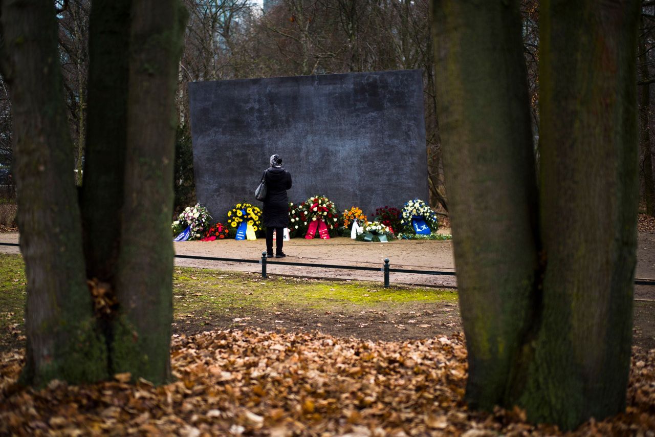 Germany remembers Auschwitz liberation in parliament