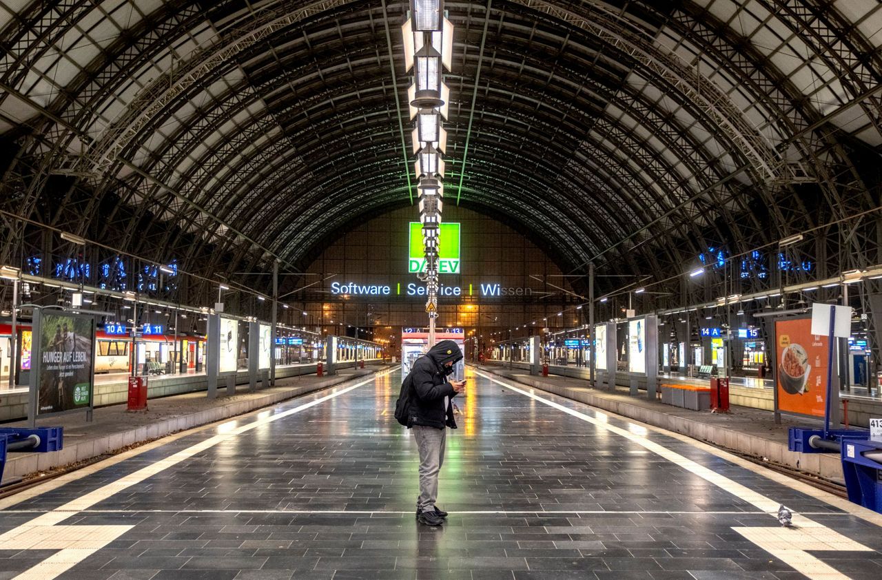 German rail workers begin 24-hour strike as pay talks stall