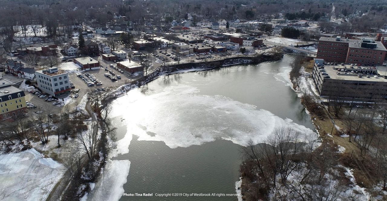 A dying disk: Warm weather deteriorates river's wheel of ice