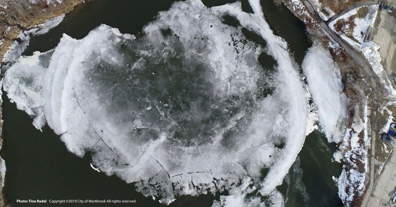 A dying disk: Warm weather deteriorates river's wheel of ice