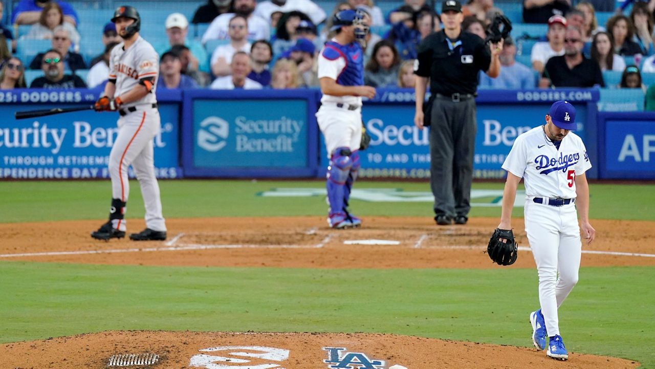 Giants routed the slumping Los Angeles Dodgers 15-0