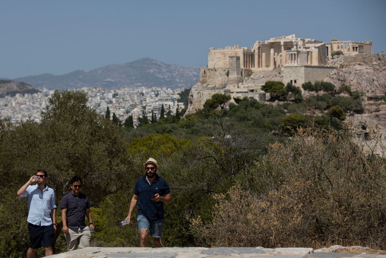 Hot weather in Greek capital shuts down Acropolis