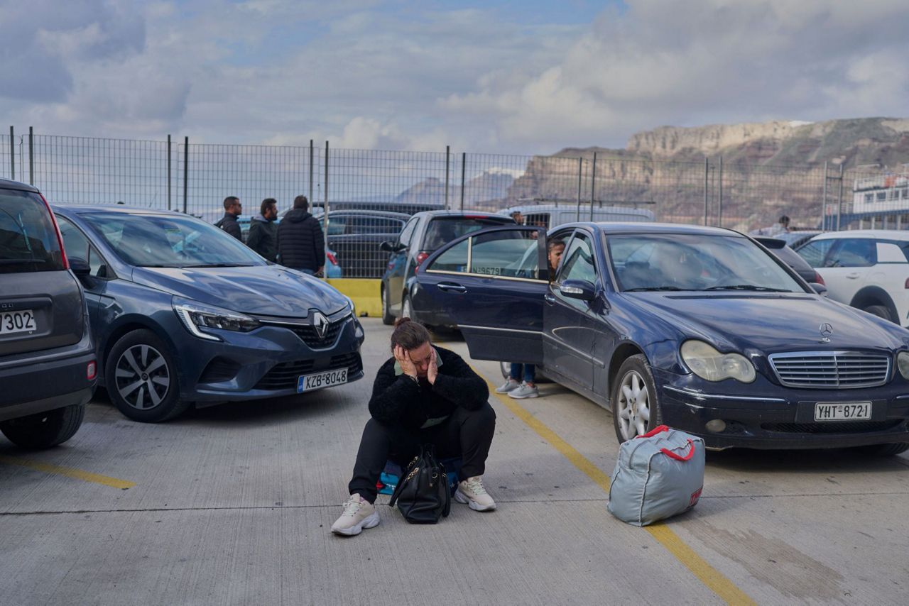 As quakes rattle Greek islands, a few brave tourists enjoy having ...