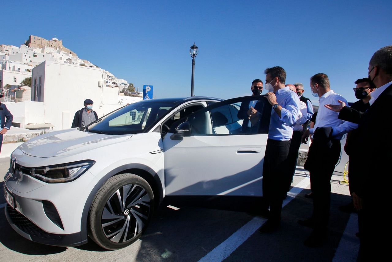 Volkswagen tests electric cars, transit apps on Greek island