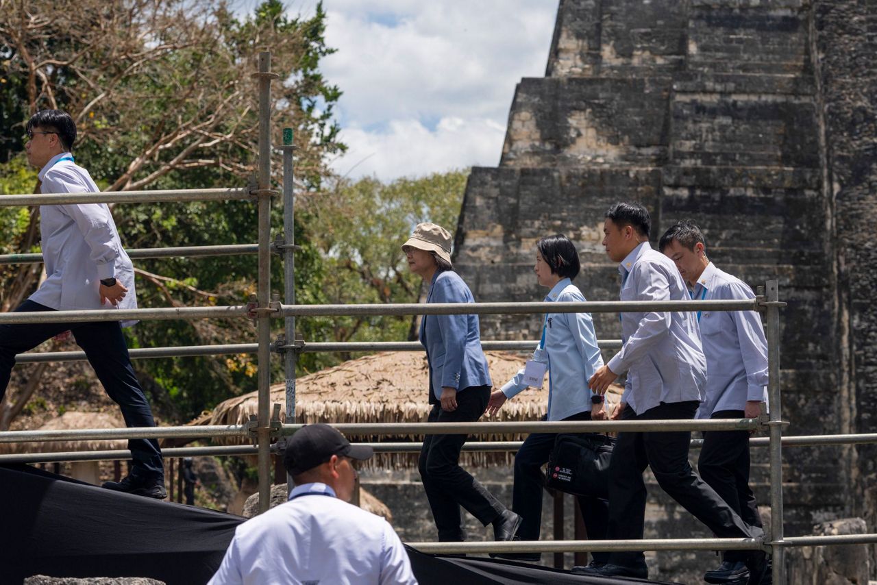Presidents of Taiwan, Guatemala visit Mayan pyramid