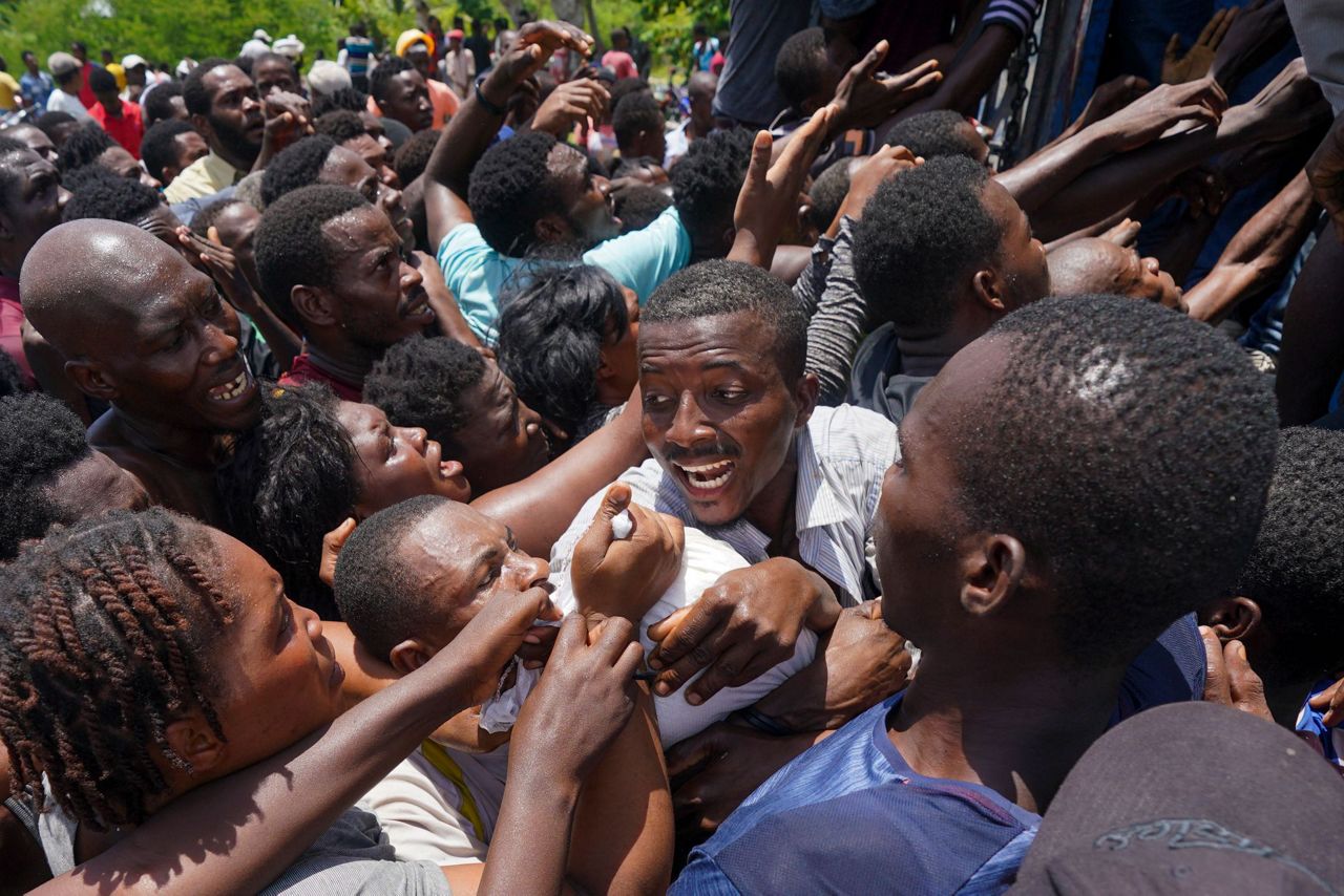 Quake zone Haitians crowd relief shipments, some steal goods