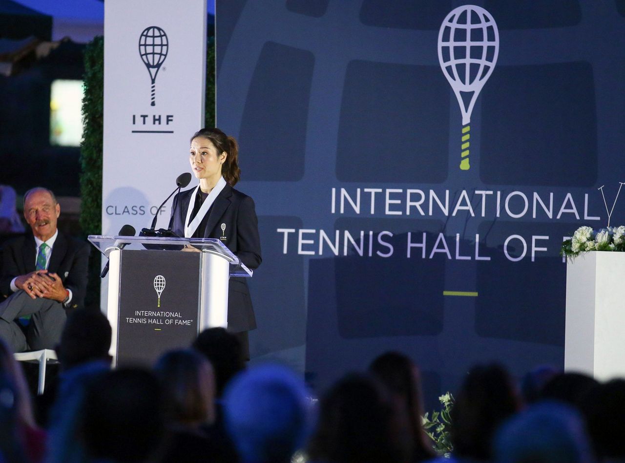 Li Na sets new mark: first Asian-born into Tennis Hall