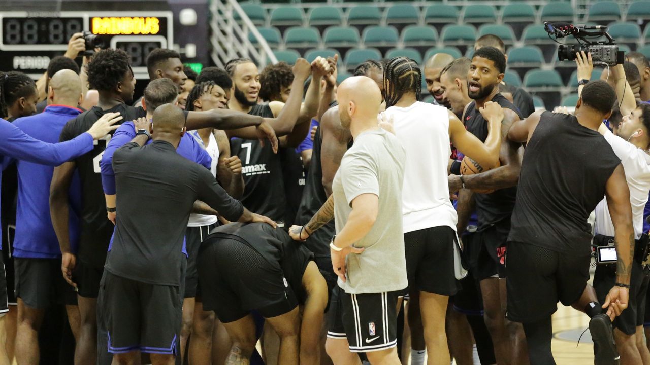 'Healthy' Clippers begin training camp in Hawaii