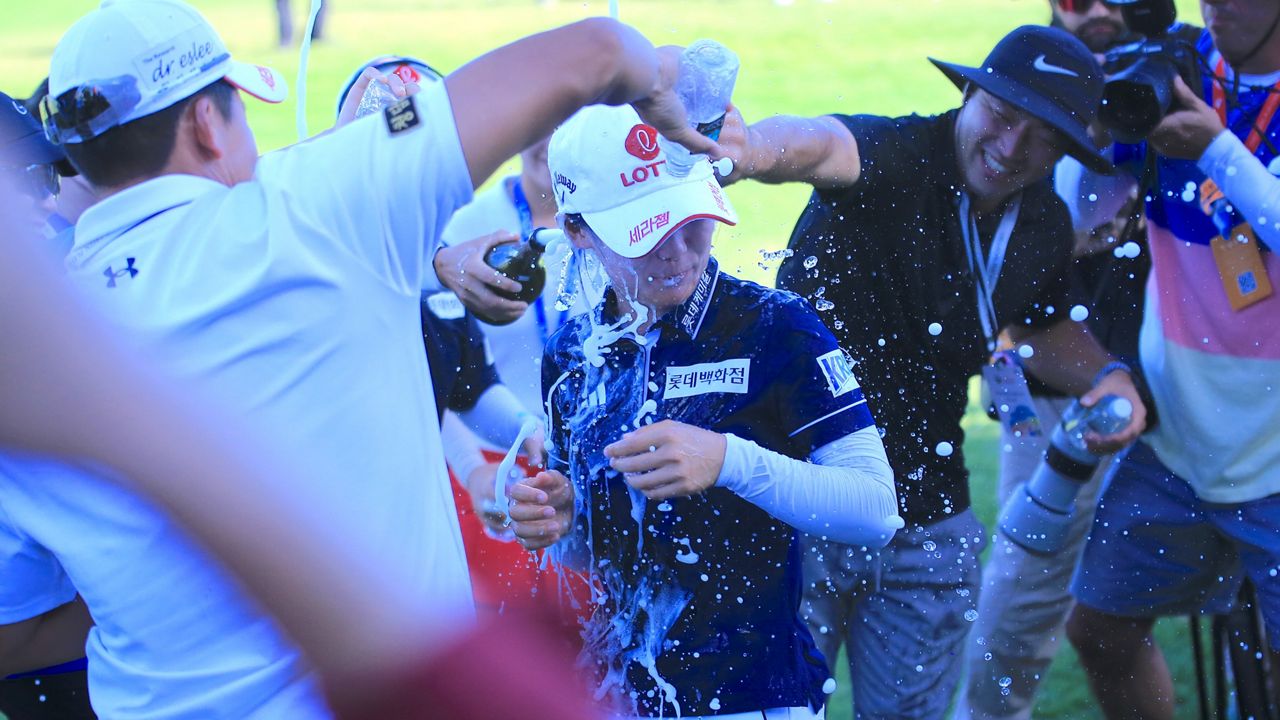 Hwang gets 1st career LPGA victory at Lotte Championship