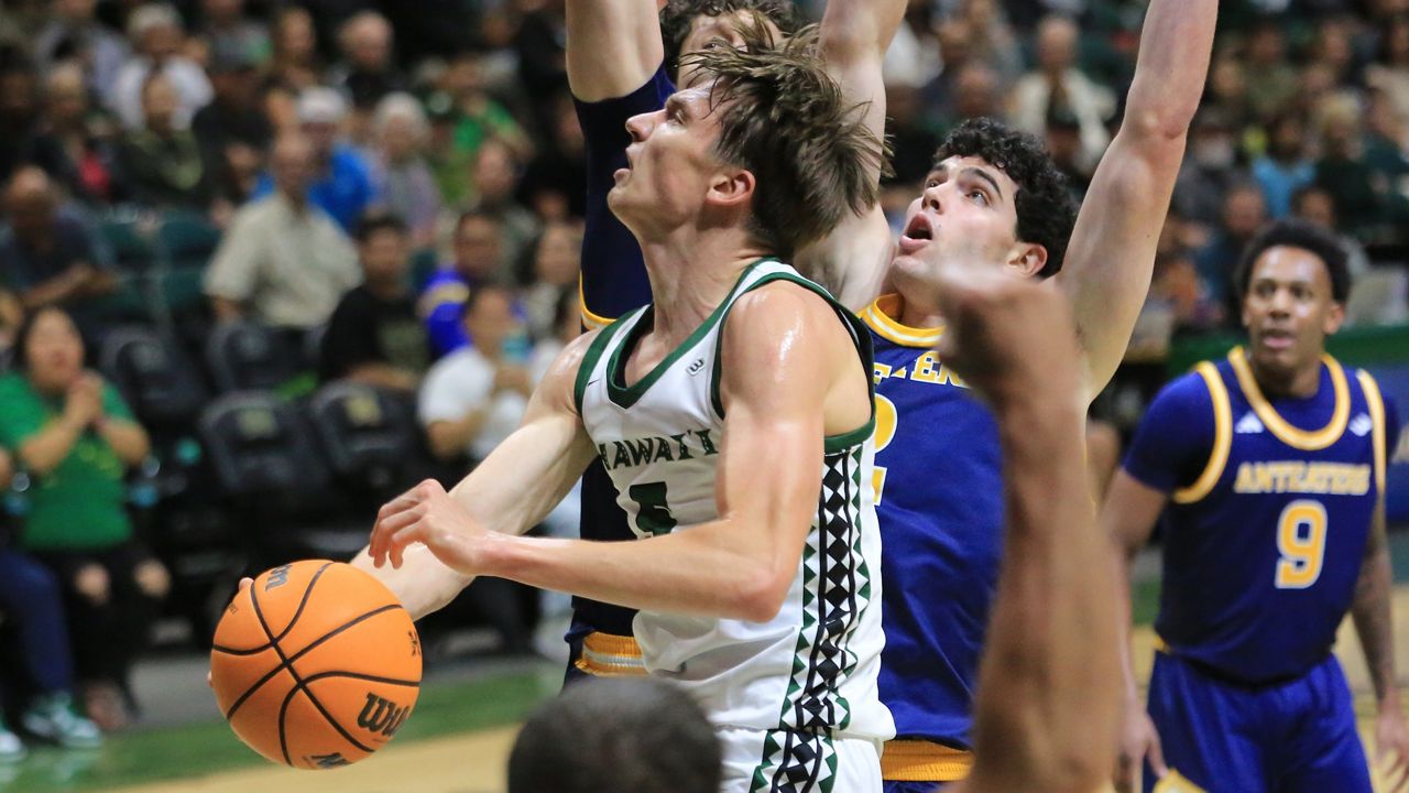 Hawaii basketball thumps Cal Poly on road, moves into 1st