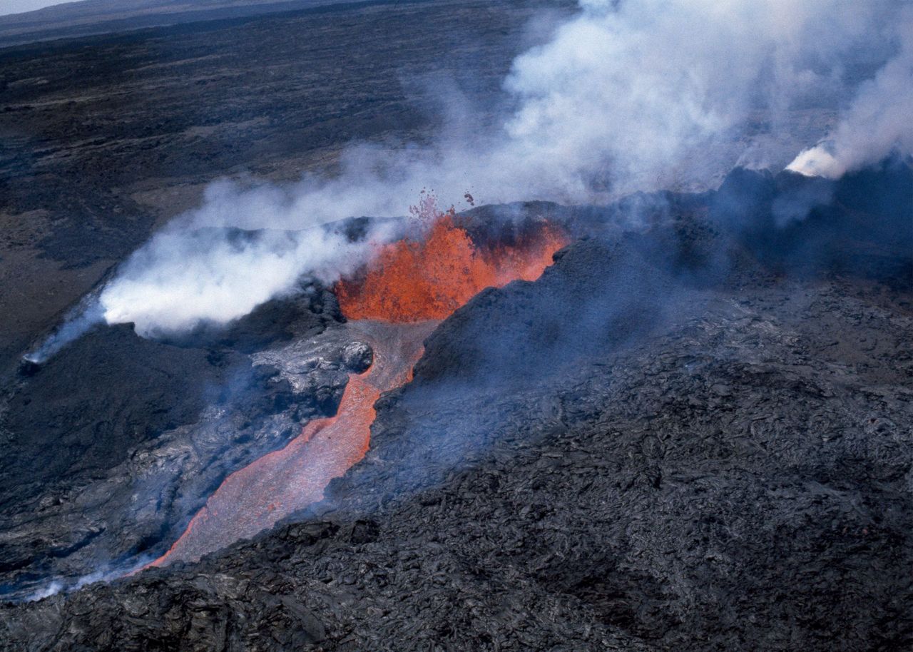 Hawaii's Big Island gets warning as huge volcano rumbles