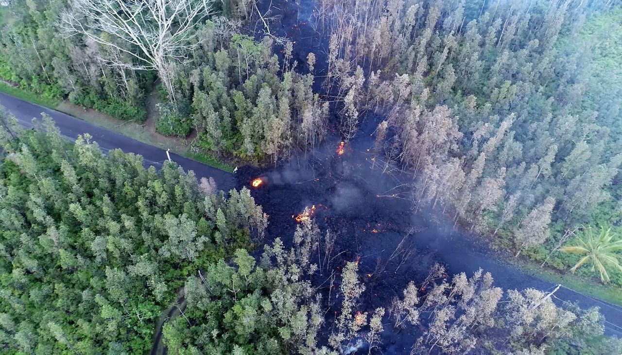 New lava fissure opens as Hawaii awaits explosive eruption