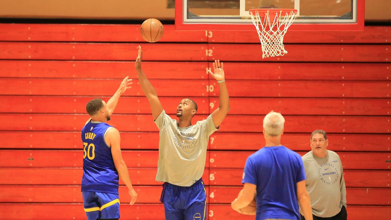 Curry leads Golden State into Oahu North Shore training camp