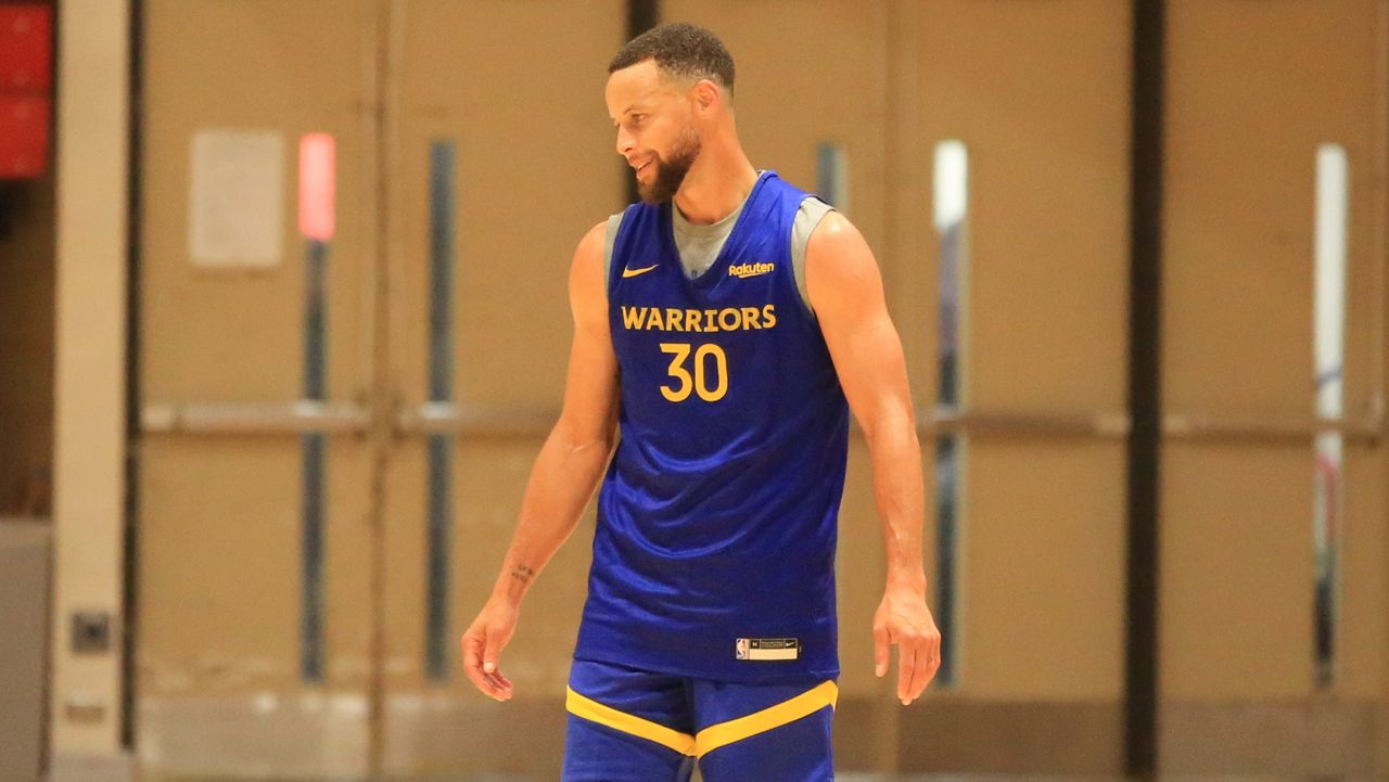 Curry leads Golden State into Oahu North Shore training camp