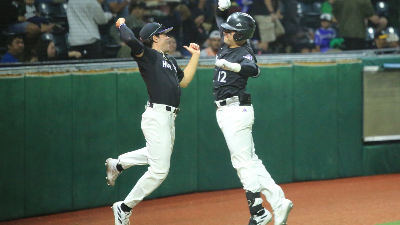 Holy Cross evens series with Hawaii baseball team