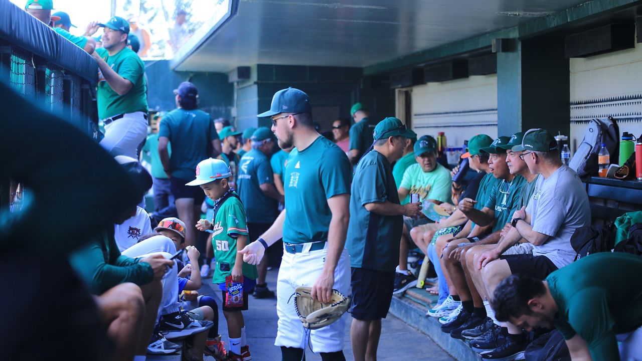 Hawaii baseball team breaks in new field with alumni game