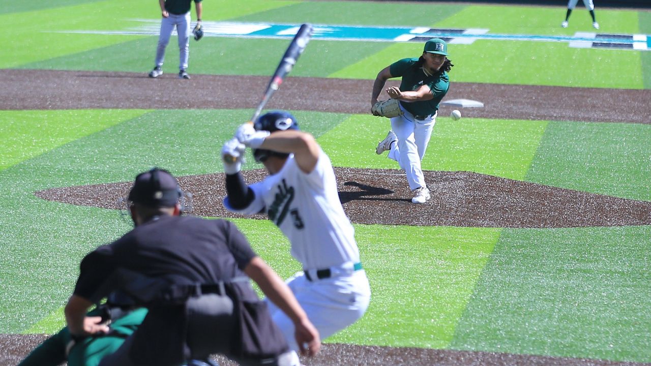 Hawaii baseball team breaks in new field with alumni game