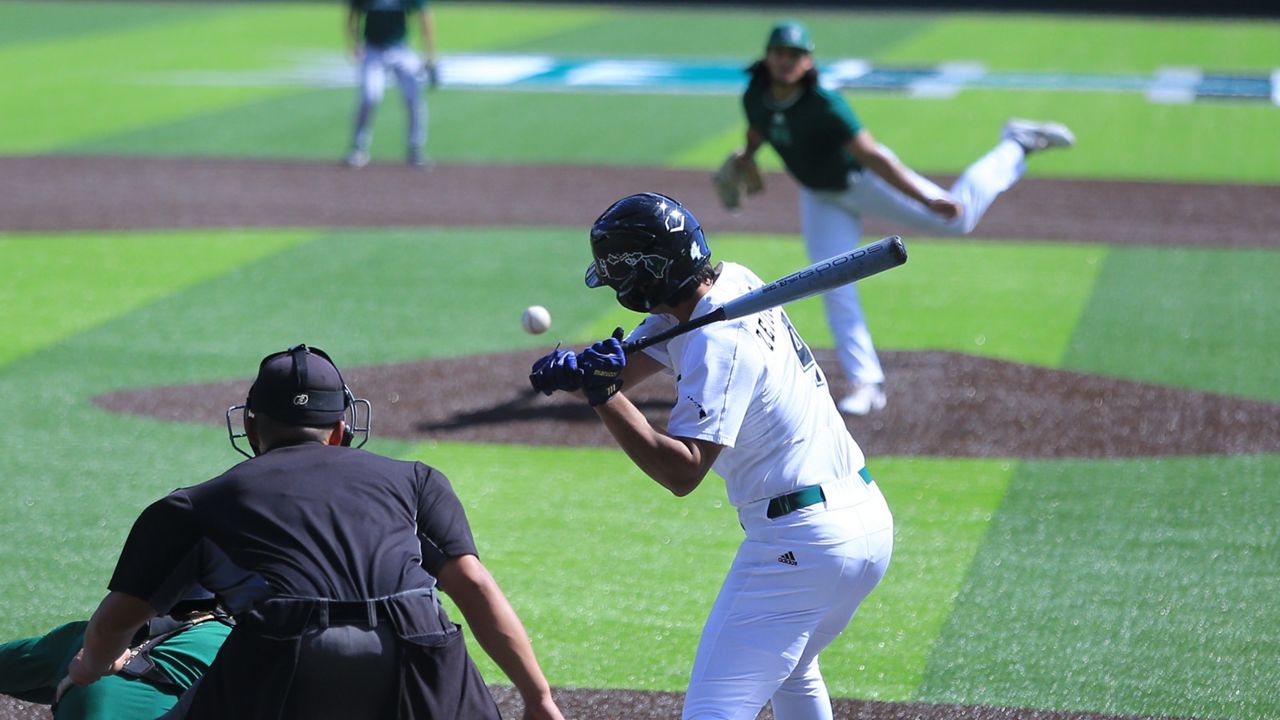 Hawaii baseball team breaks in new field with alumni game