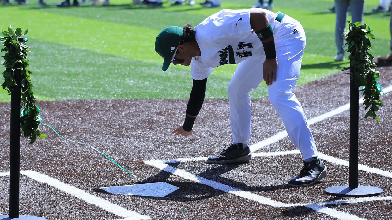 Hawaii baseball team breaks in new field with alumni game