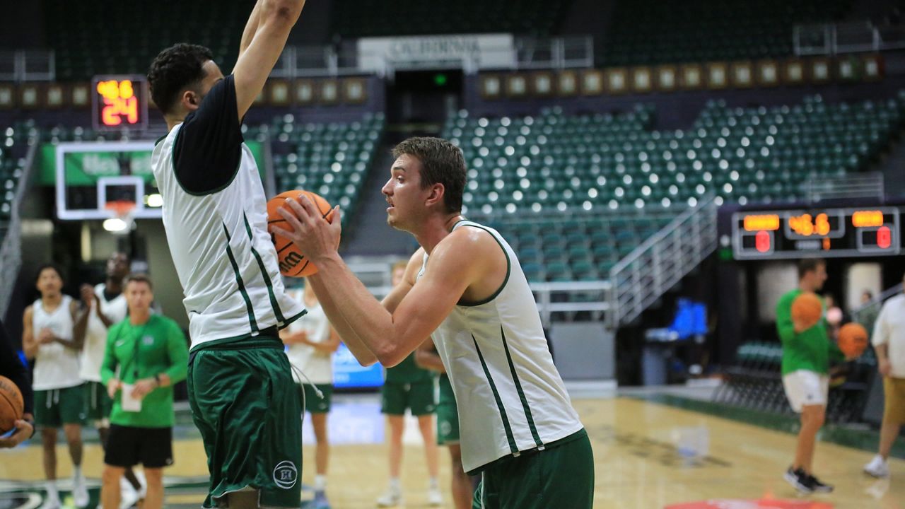 Overhauled UH men's basketball gets in 1st official practice