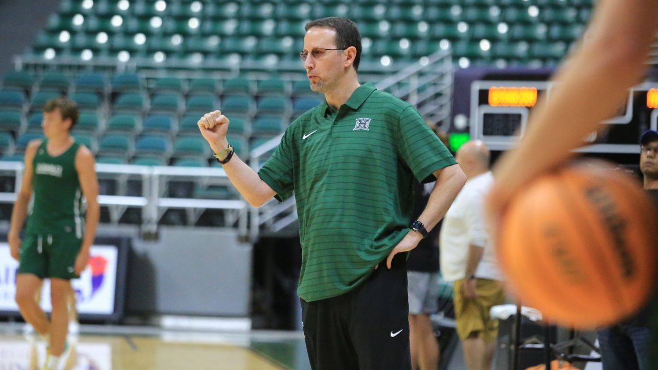 Overhauled UH men's basketball gets in 1st official practice