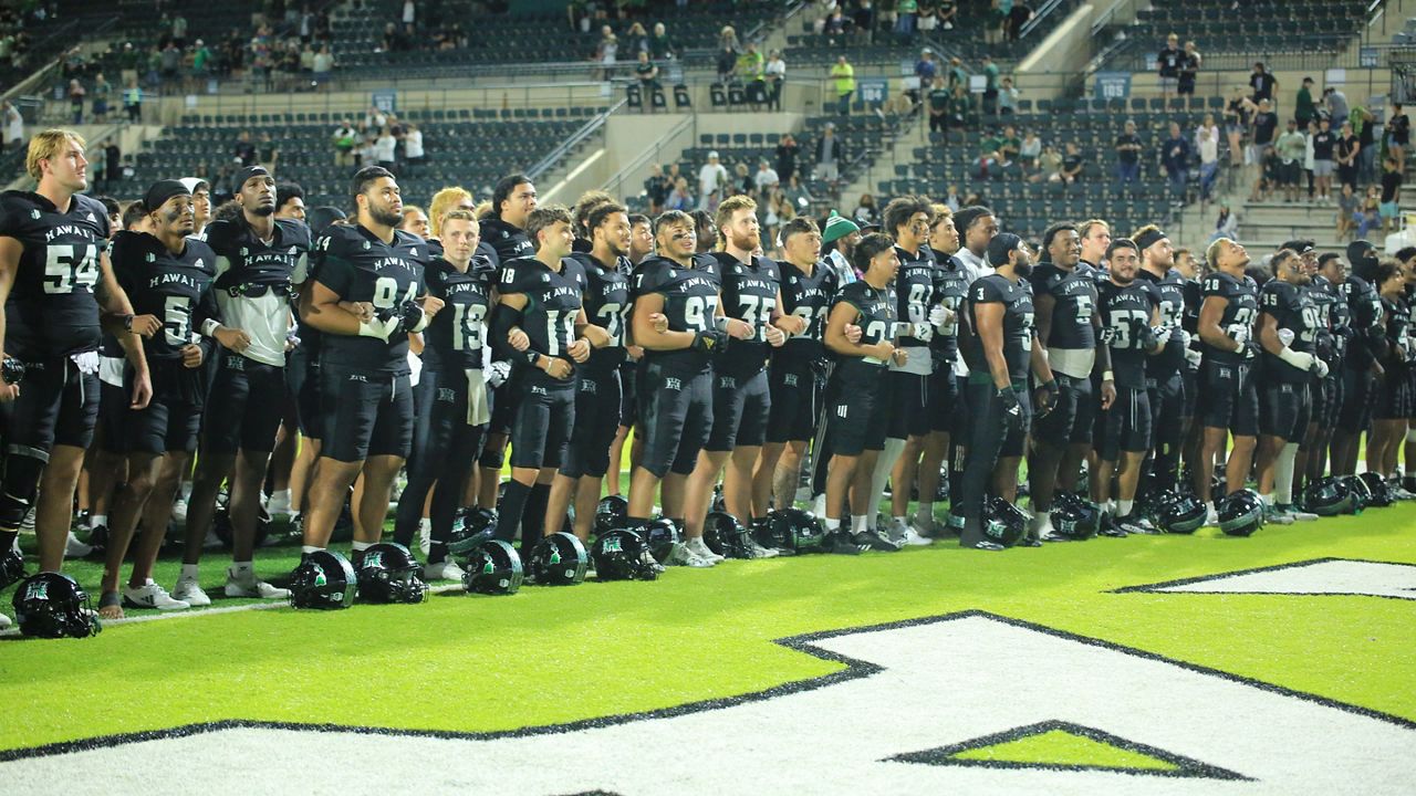 Micah Alejado leads Hawaii football team to senior night win