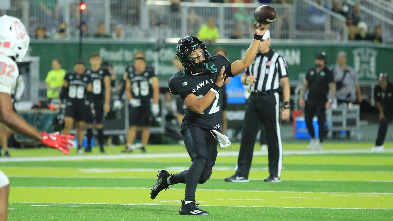 Micah Alejado leads Hawaii football team to senior night win