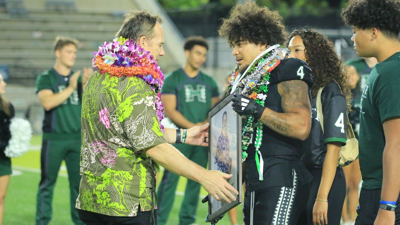 Micah Alejado leads Hawaii football team to senior night win