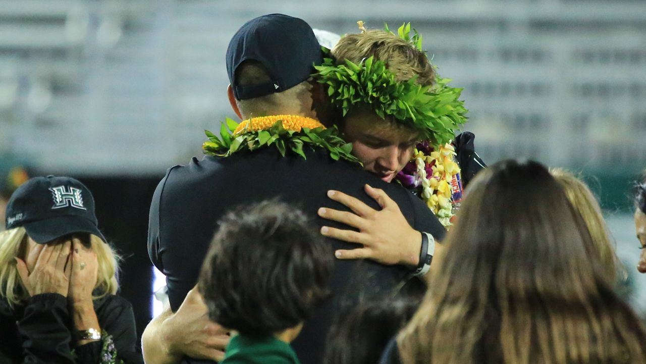 Micah Alejado leads Hawaii football team to senior night win