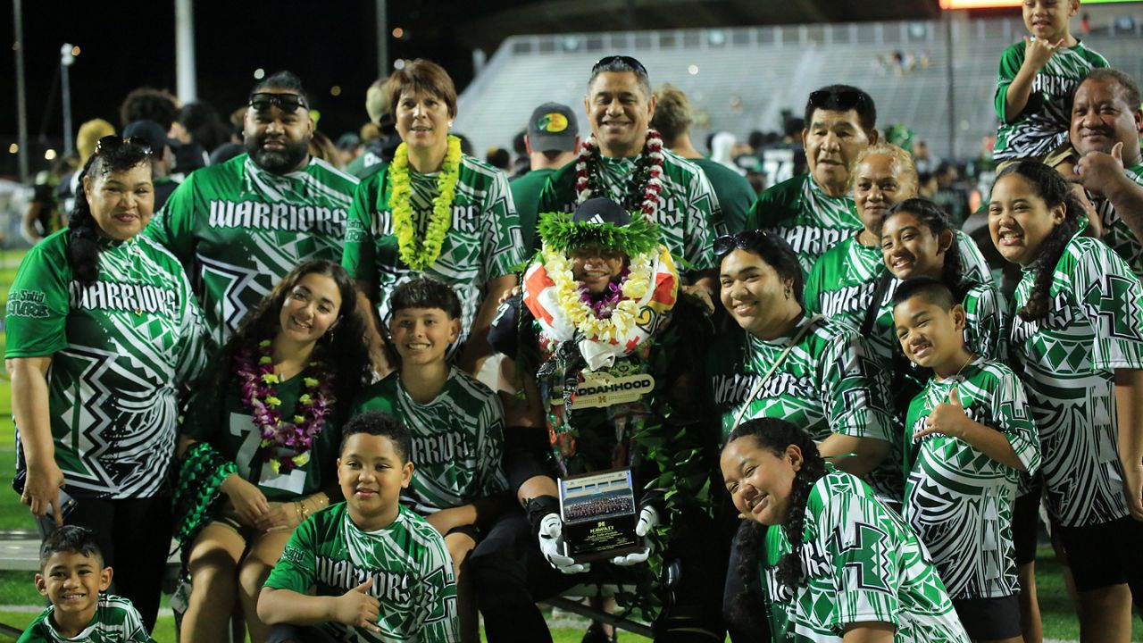 Micah Alejado leads Hawaii football team to senior night win