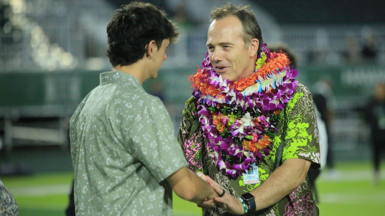 Micah Alejado leads Hawaii football team to senior night win