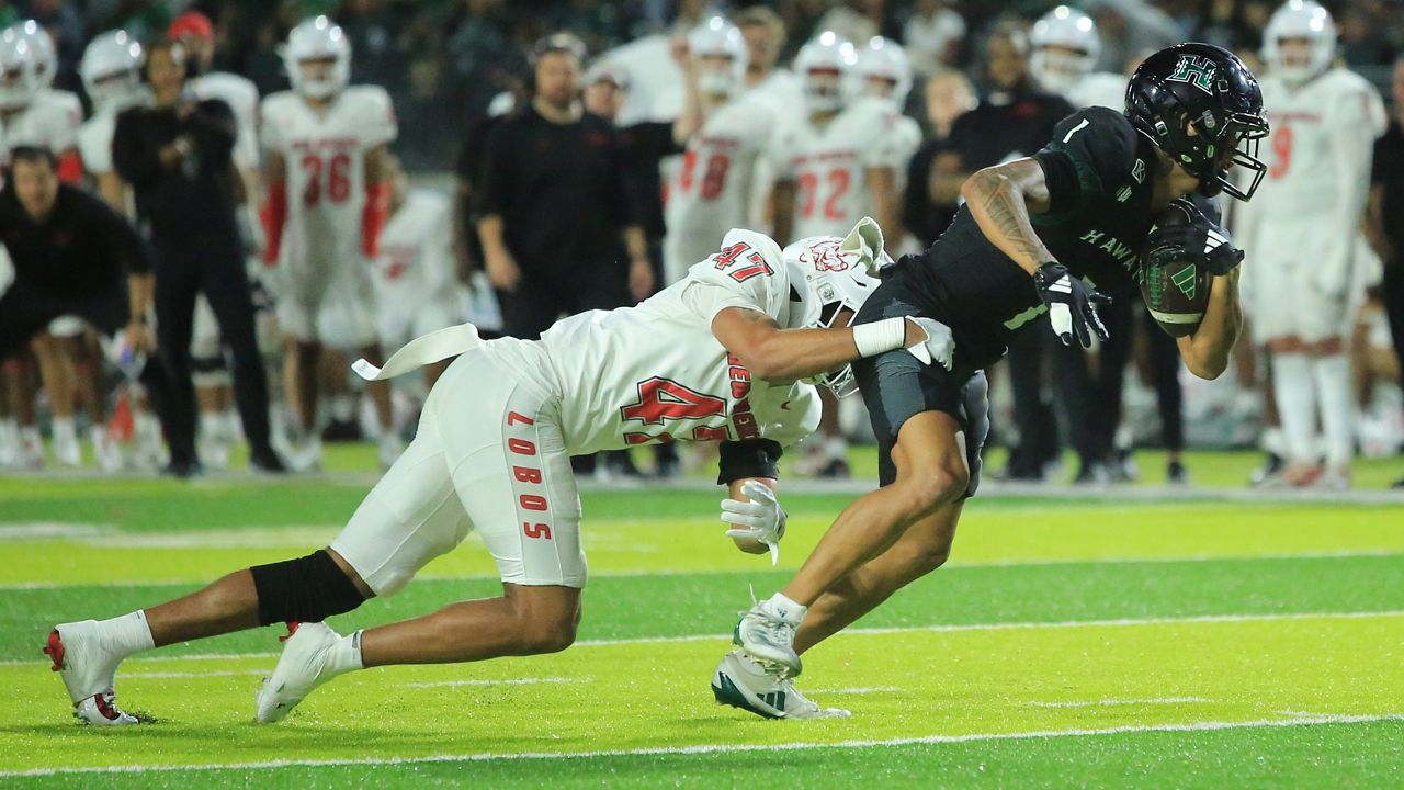 Micah Alejado leads Hawaii football team to senior night win