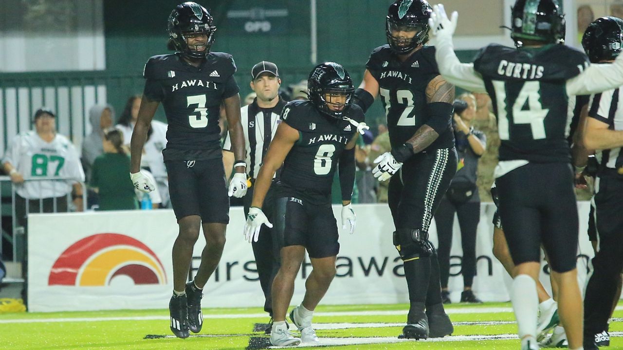 Micah Alejado leads Hawaii football team to senior night win