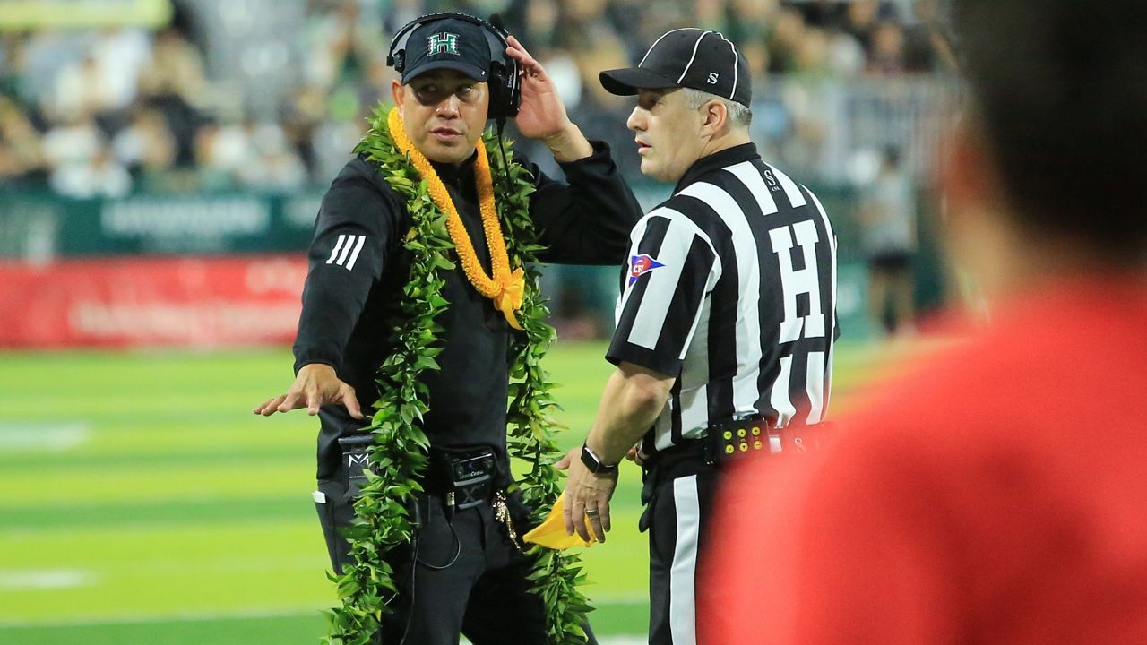Micah Alejado leads Hawaii football team to senior night win